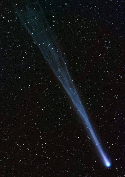 Cometa ISON com enorme cauda