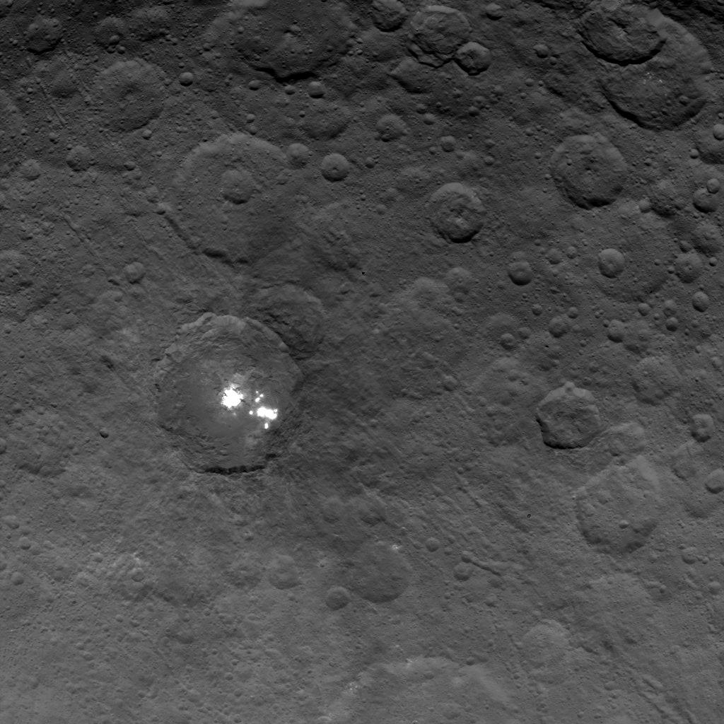 Aprovados nomes oficiais para 17 crateras de Ceres